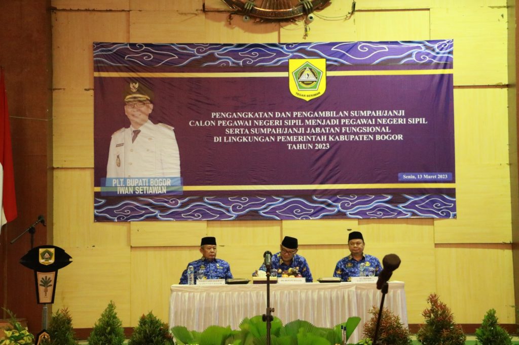 Upacara Pelantikan dan Pengambilan Sumpah CPNS Menjadi PNS di ...